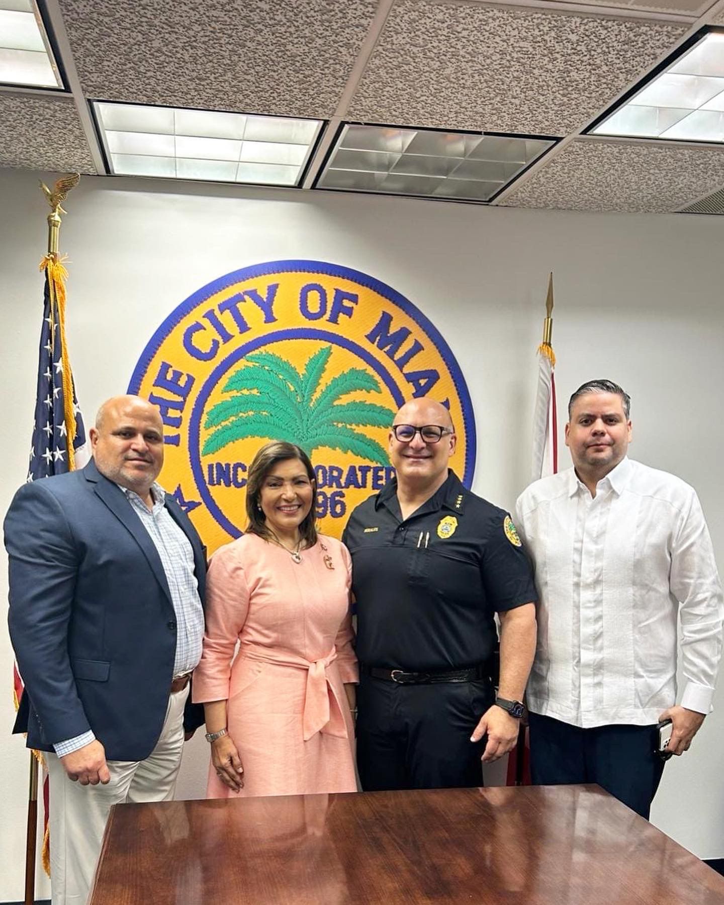 La Cónsul General se Reúne con Comandante de la Policía de Miami ...